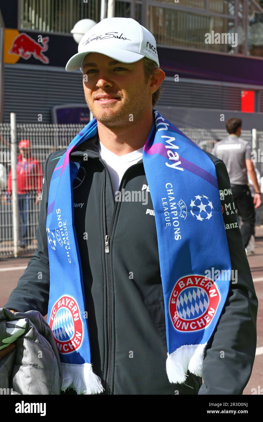 Nico Rosberg (GER) Mercedes AMG F1 wearing a Bayern Munich scarf ahead ...