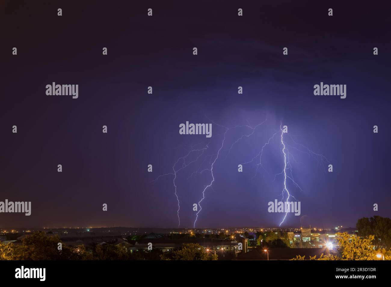 Ground to cloud lightning hi-res stock photography and images - Alamy