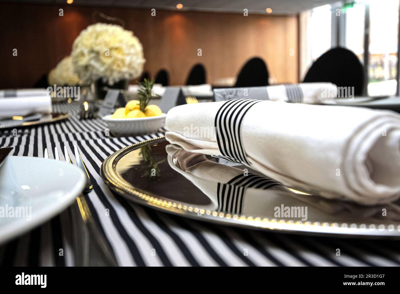 Table setting in black and white for gala dinner Stock Photo - Alamy