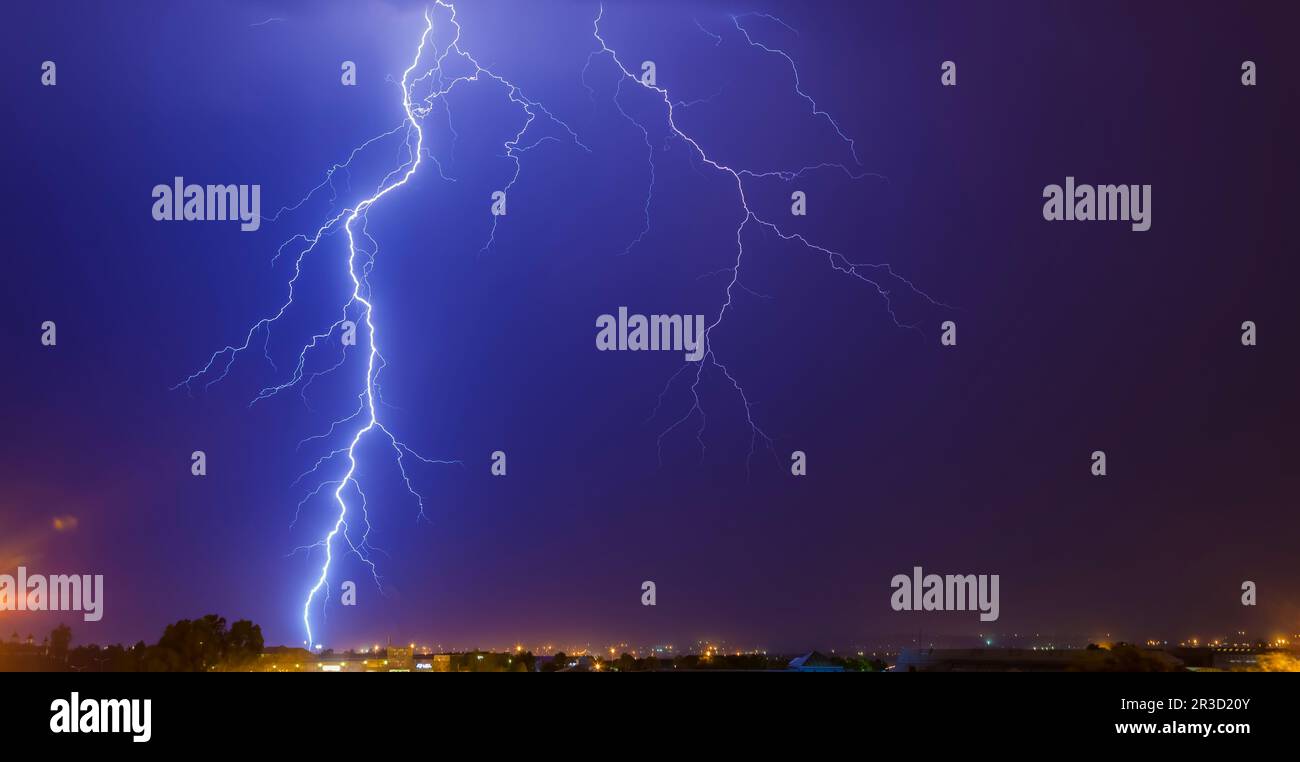 Lightning striking ground hi-res stock photography and images - Alamy