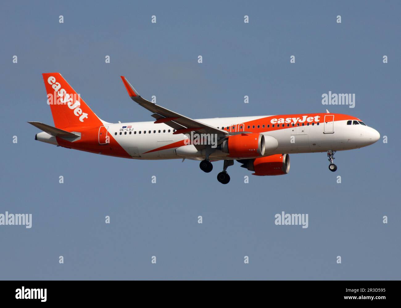 Easyjet airbus a320 neo hi-res stock photography and images - Alamy