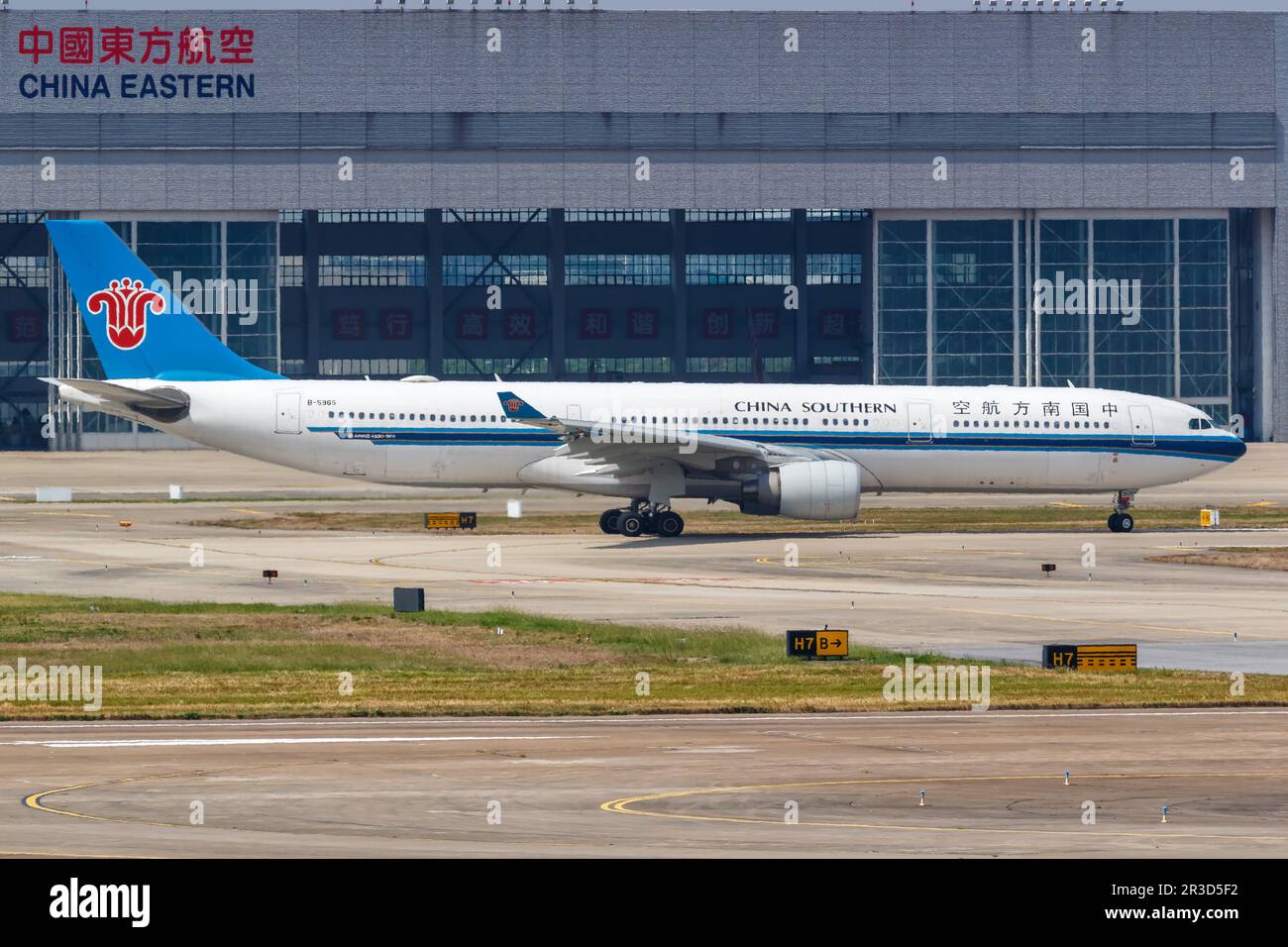 China southern airbus a330 300 hi-res stock photography and images - Alamy