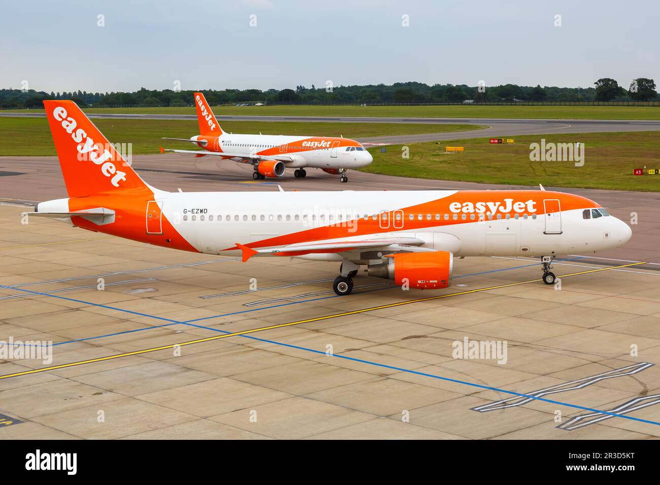 EasyJet Airbus A320 aircraft London Luton Airport Stock Photo - Alamy