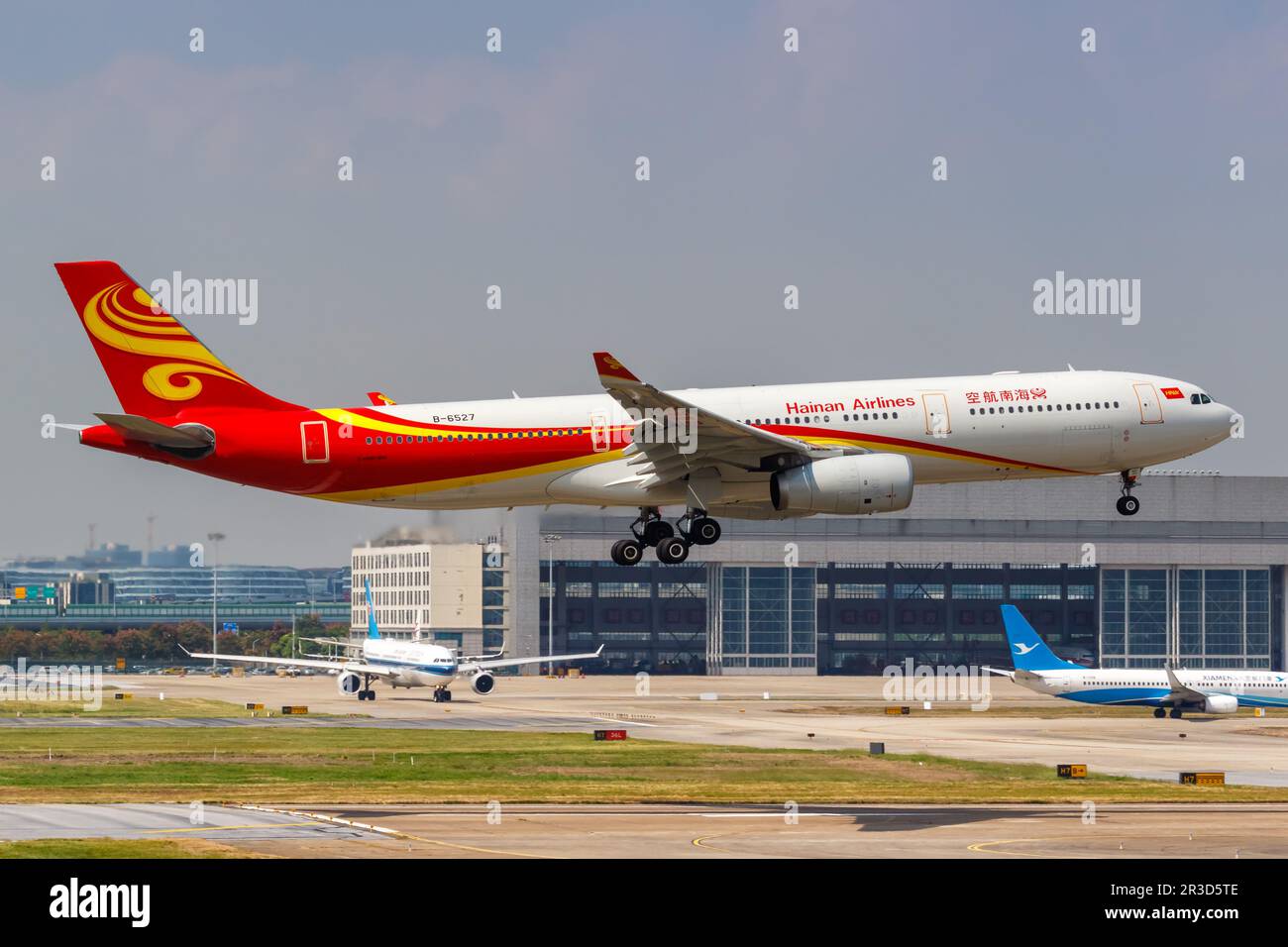 Hainan Airlines Airbus A330-300 aircraft Shanghai Hongqiao Airport in China Stock Photo - Alamy