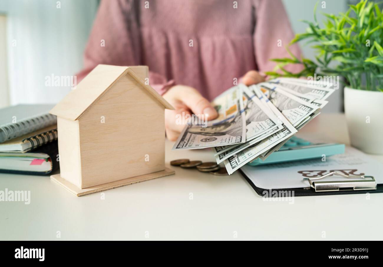 Hands give money purchase hi-res stock photography and images - Alamy
