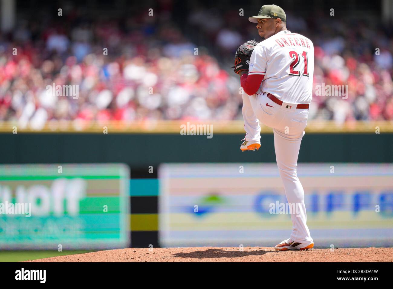 Cincinnati Reds starting pitcher Hunter Greene (21) throws during a ...