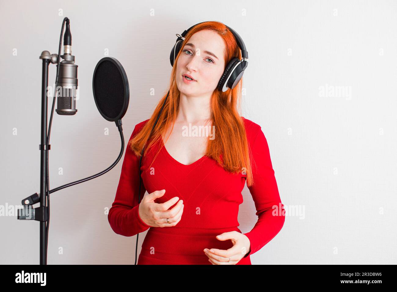 Female singer with red hair hi-res stock photography and images - Alamy