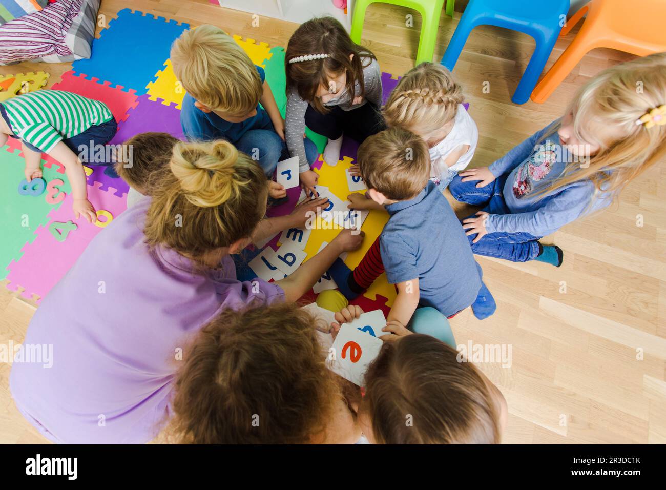 Kindergarten classroom activities hi-res stock photography and images ...