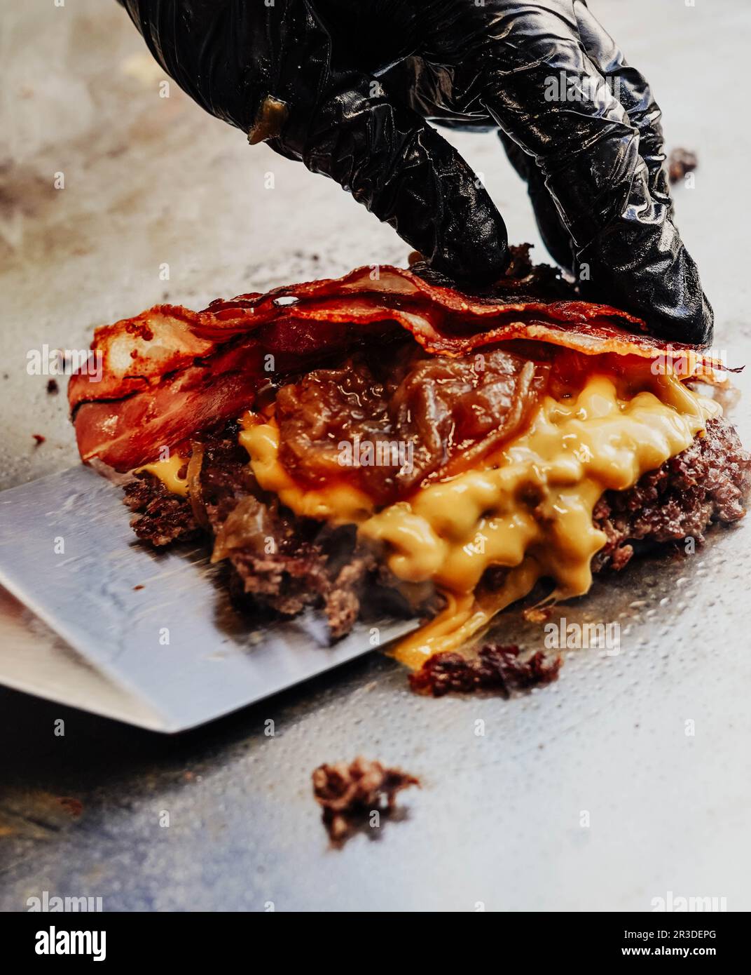 100% beef burgers on the griddle in a cafeteria Stock Photo - Alamy