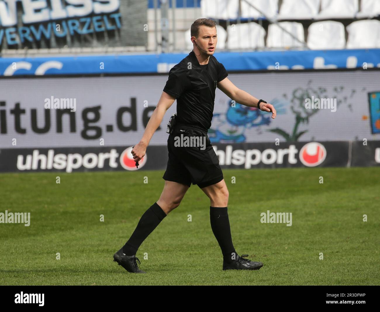 Dfb fussball schiedsrichter florian lechner hi-res stock photography ...