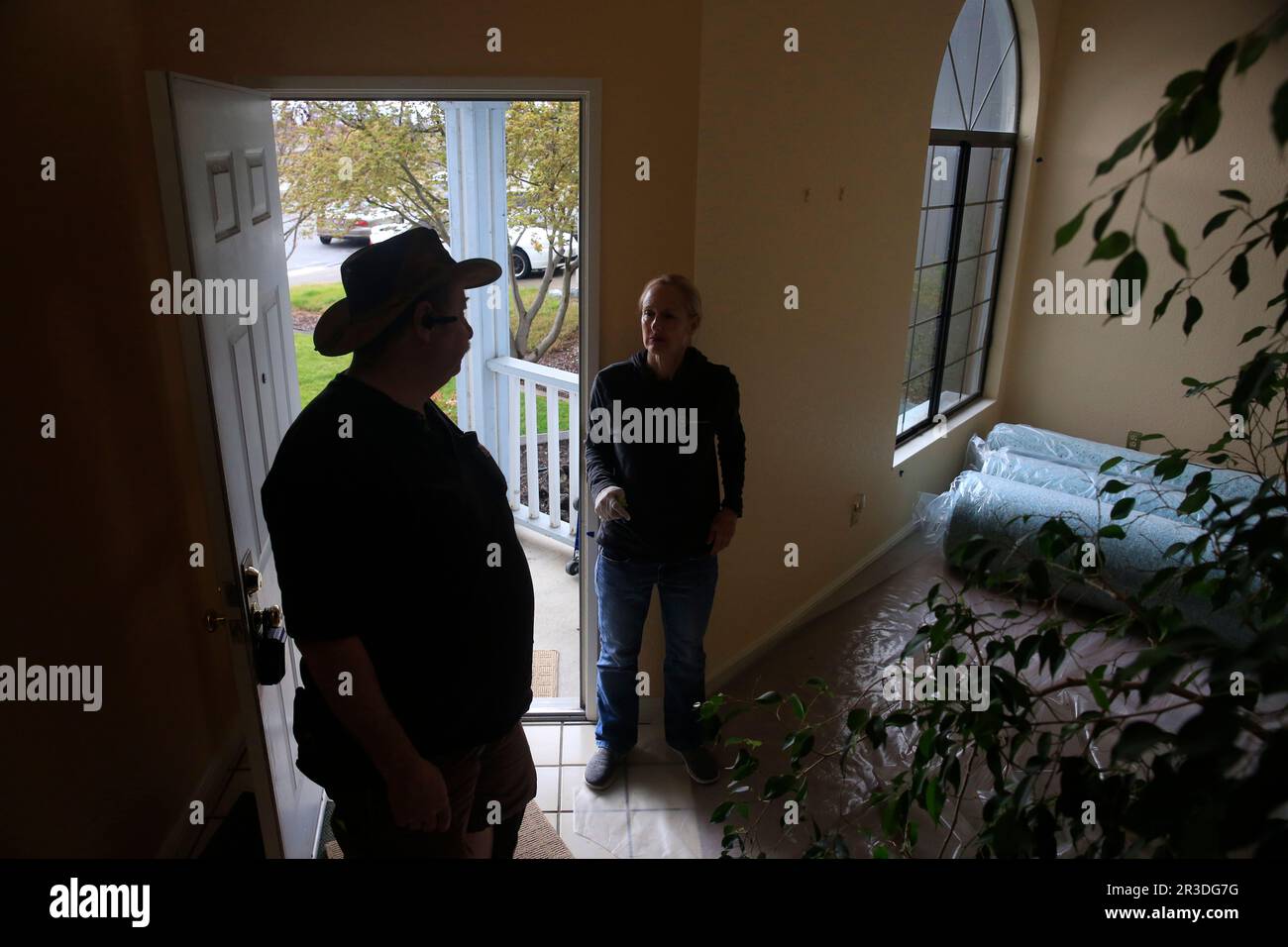 Lisa Mast (right) talks with Devereaux Cash (left), owner World ...