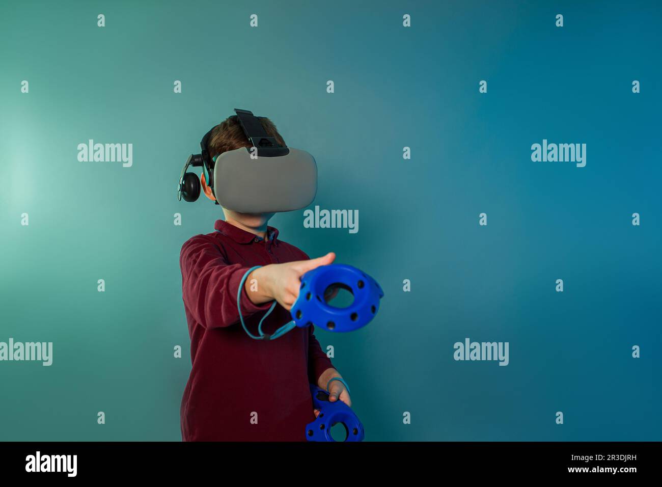 Teenager virtual hi-res stock photography and images - Alamy