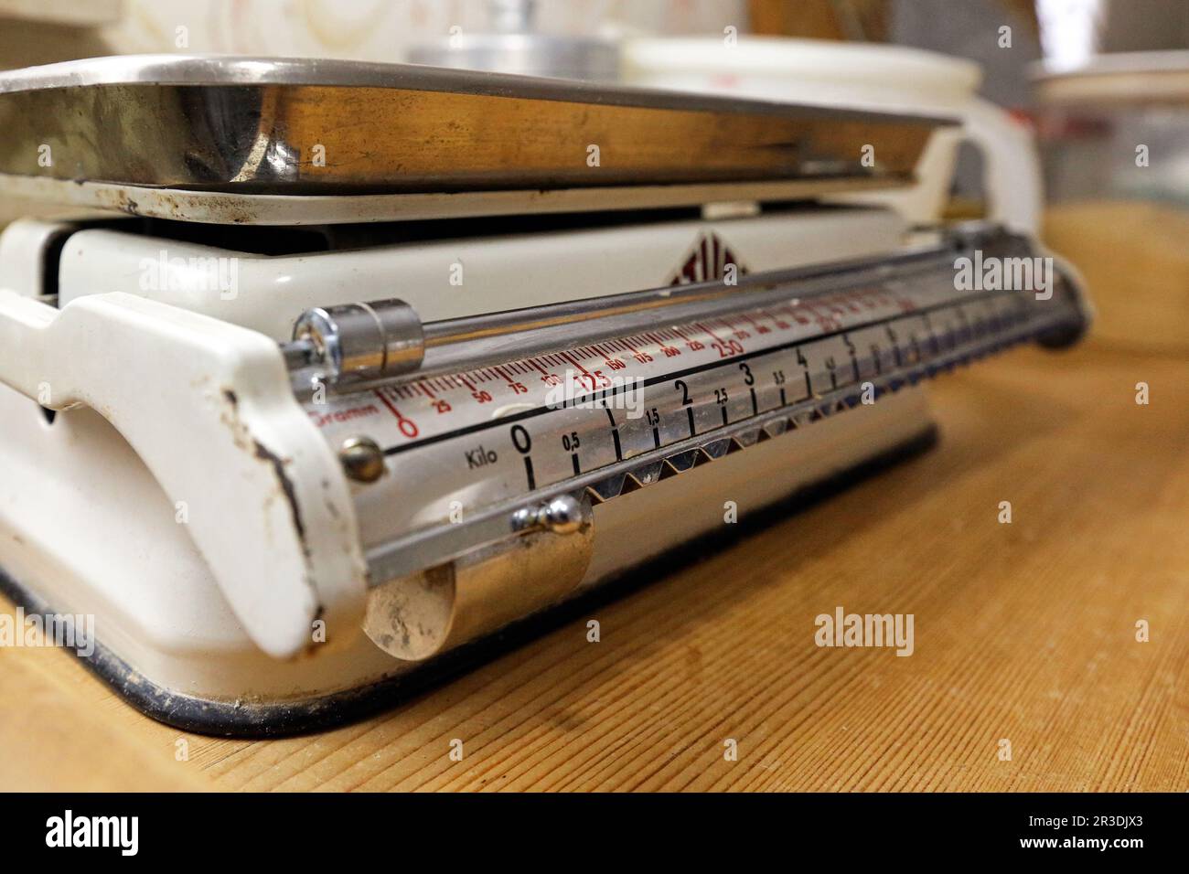 Kitchen scales hi-res stock photography and images - Alamy