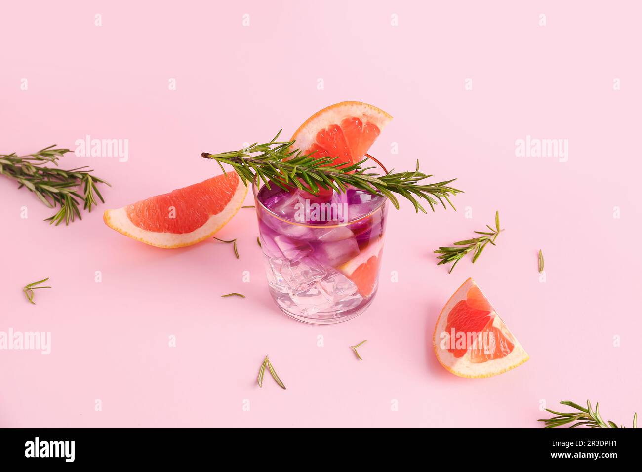 Classic gin and tonic with grapefruit on pink background Stock Photo ...