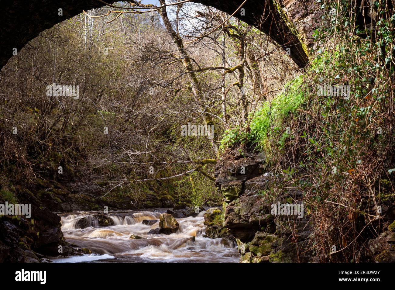 Looking up the River Coiltie through the arch of Ivy Bridge ...