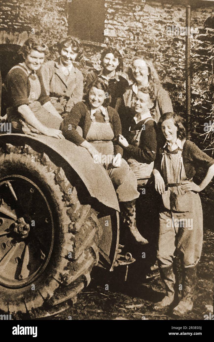 WWII - A group of newly recruited British Land Girls Stock Photo - Alamy