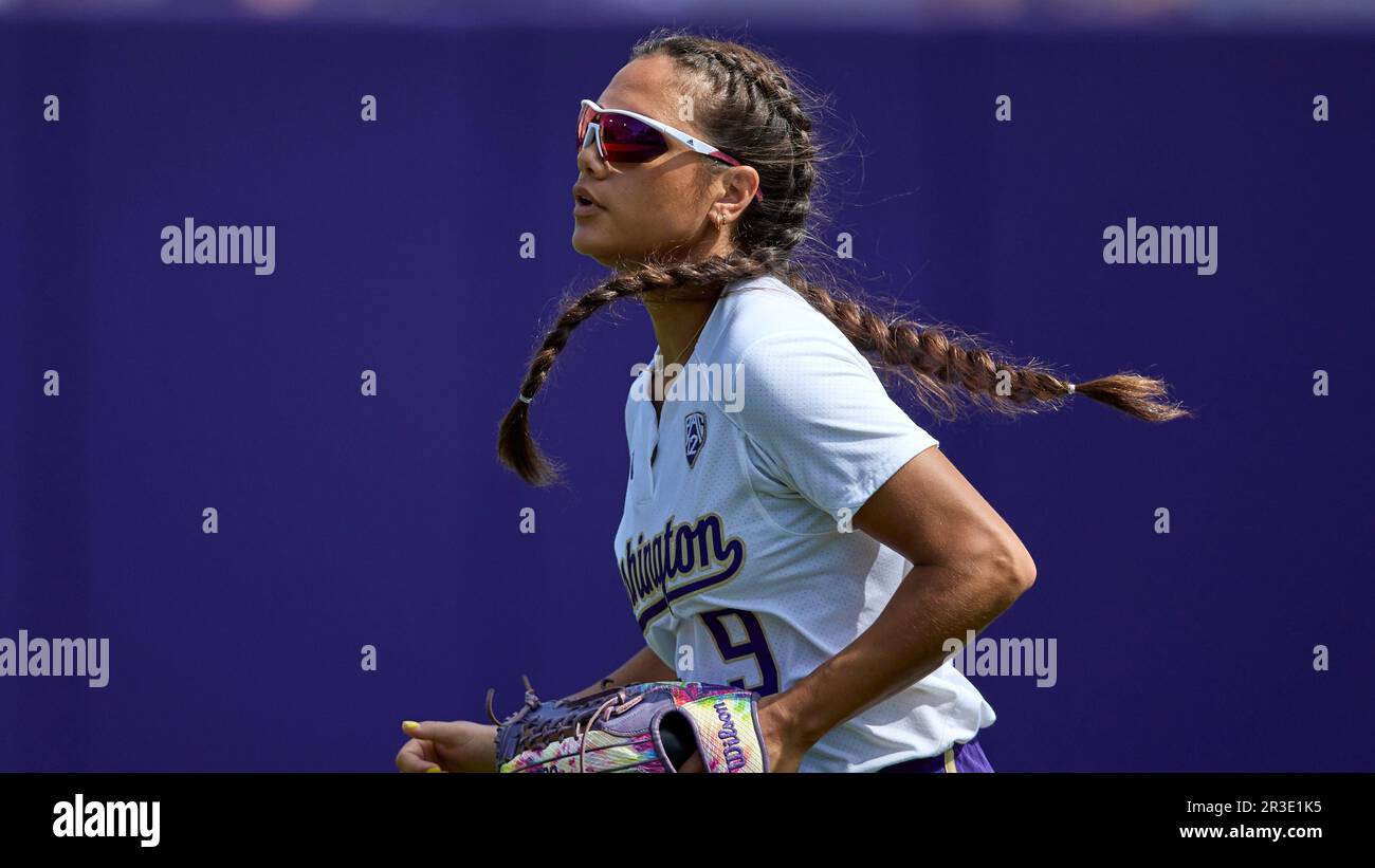 Washington outfielder Madison Huskey (9) runs off the field between ...