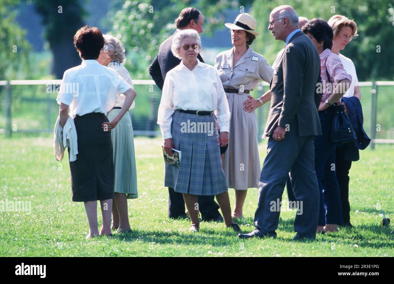 Queen elizabeth windsor horse show 1998 hi-res stock photography and ...
