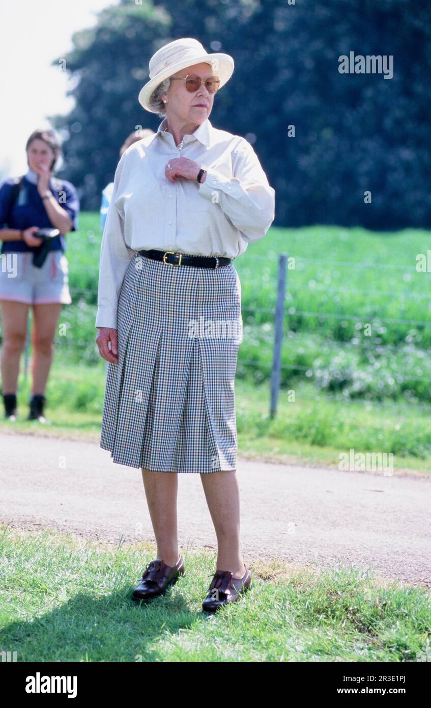 Queen elizabeth windsor horse show 1998 hi-res stock photography and ...