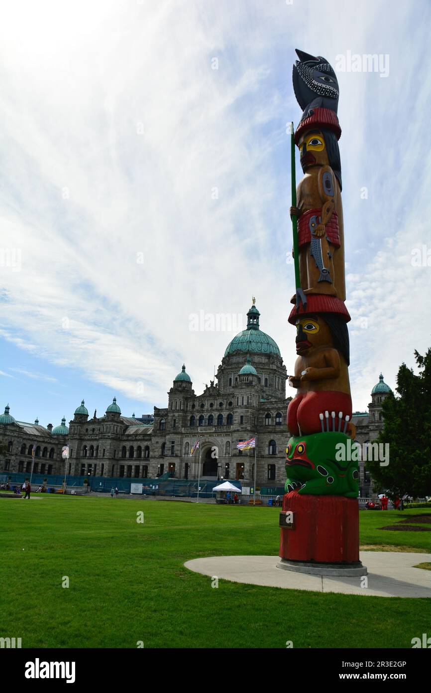 Learning totem pole on the grounds of the BC legislature Stock Photo ...