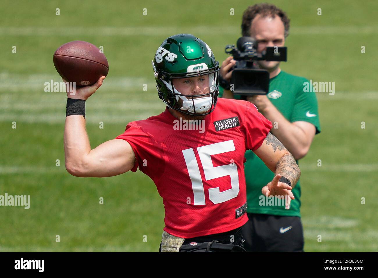 New York Jets quarterback Chris Streveler (15) performs drills at the NFL football team's ...