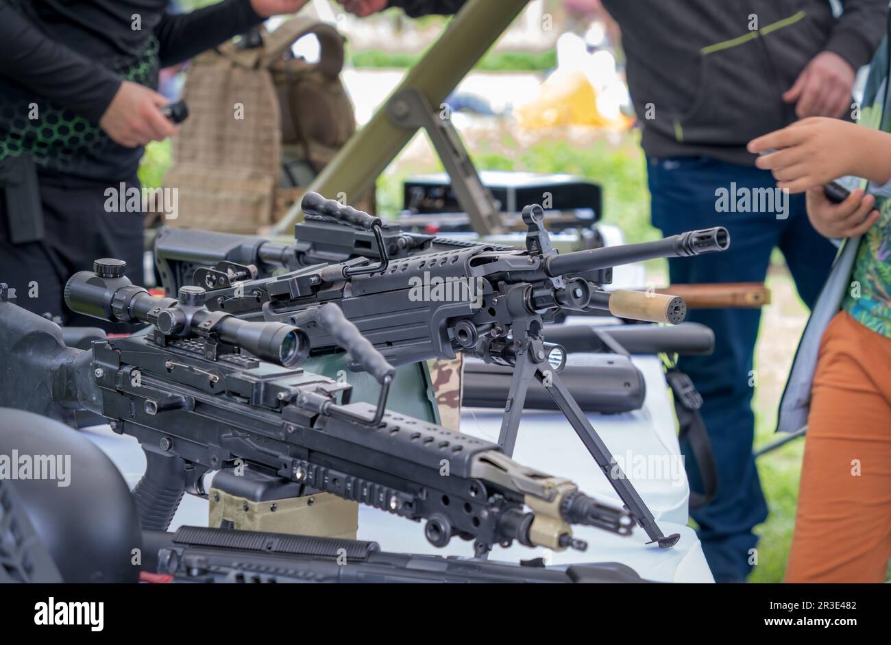 Machine guns and weapons on display Stock Photo - Alamy