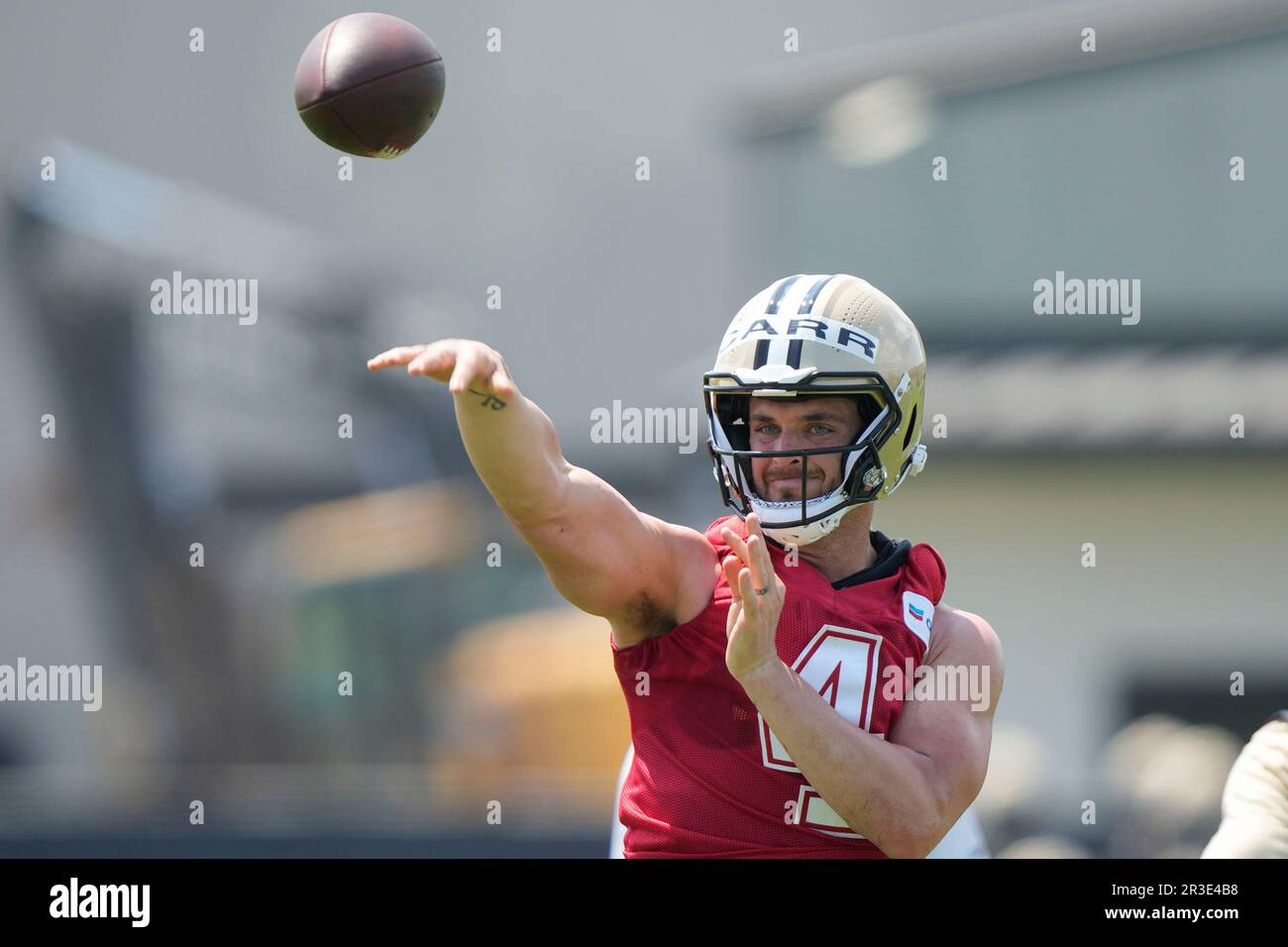 New Orleans Saints quarterback Derek Carr (4) passes during an NFL ...