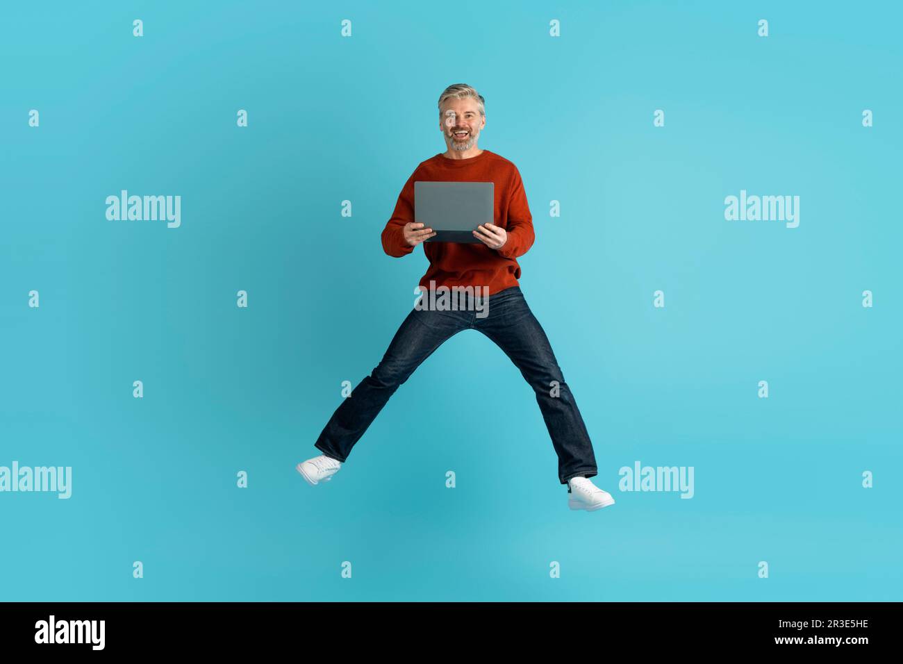 Middle aged caucasian male programmer hi-res stock photography and ...