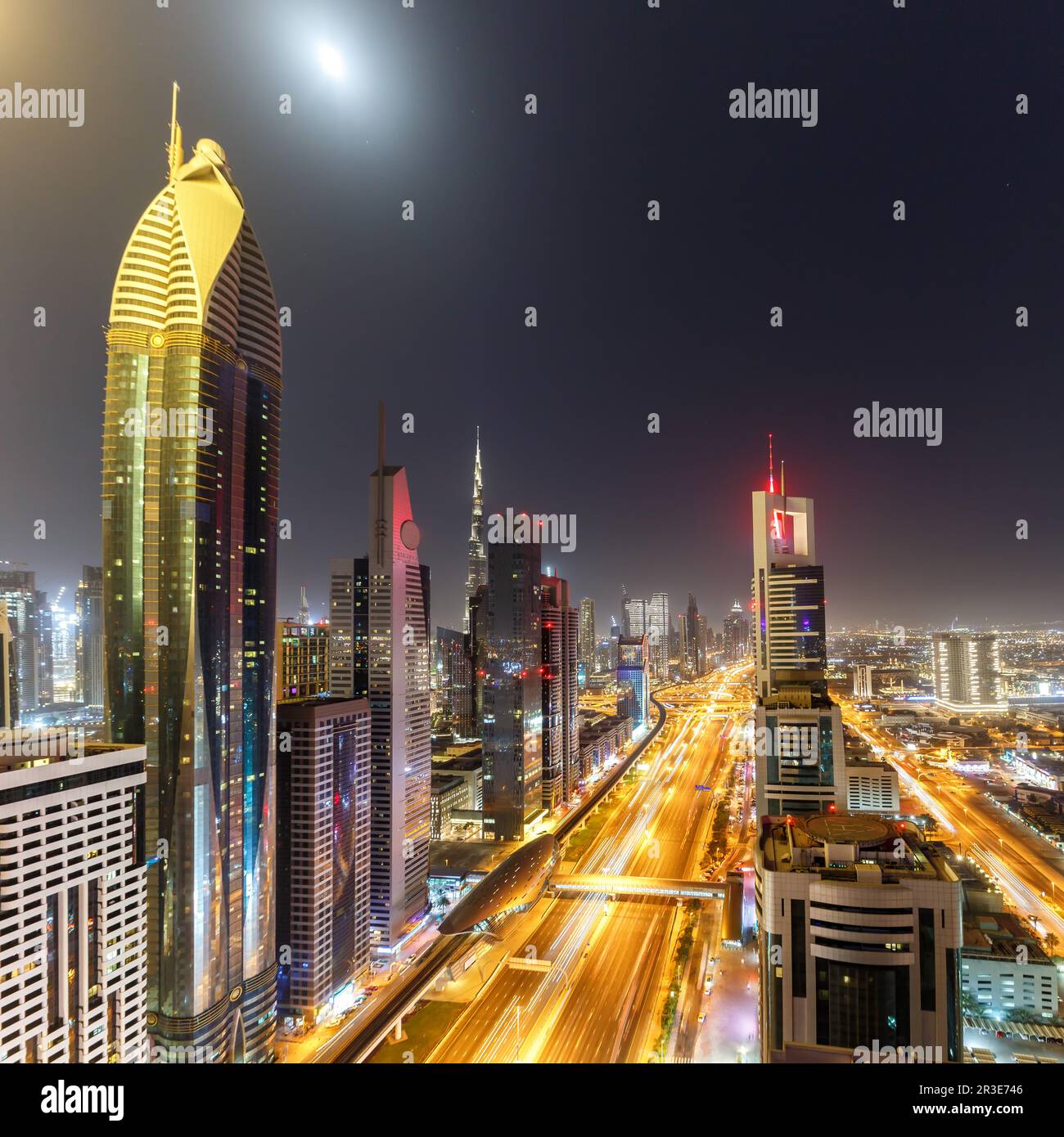 Skyline of dubai while sheikh zayed strasse hi-res stock photography ...