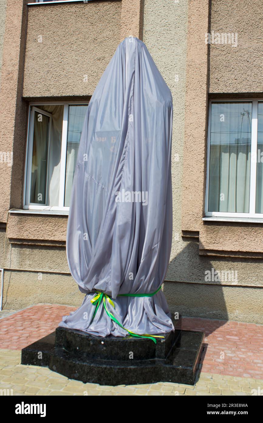 Closed cloth monuments in the city, opening ceremony Stock Photo - Alamy