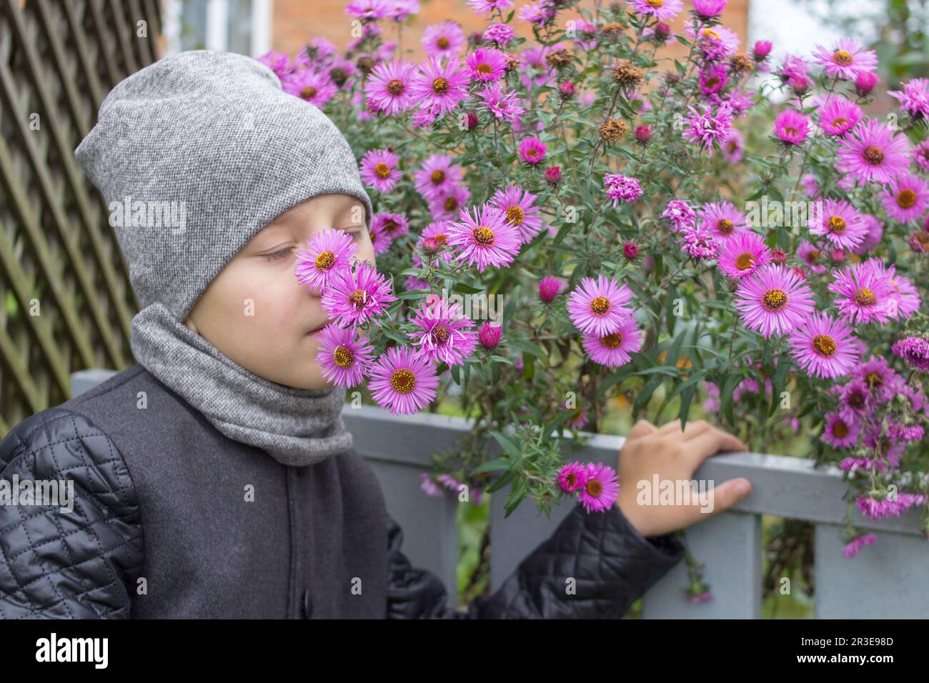 Sniff smell hi-res stock photography and images - Alamy