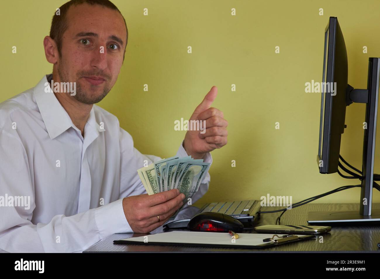Money computer network hi-res stock photography and images - Alamy