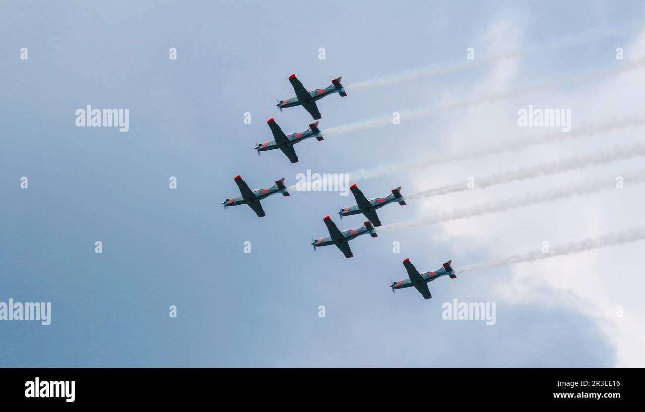 Aircraft flying v formation hi-res stock photography and images - Alamy