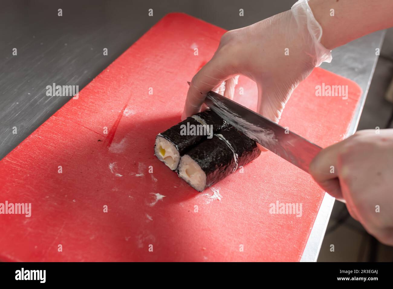 Chef cuts salmon sushi hi-res stock photography and images - Alamy