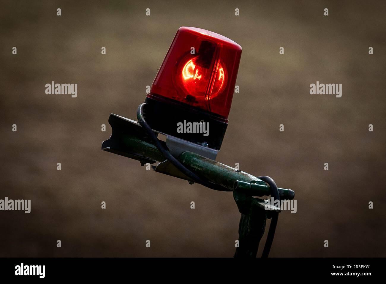 21 May 2023, Lower Saxony, Osnabrück: A red rotating beacon (race stop ...