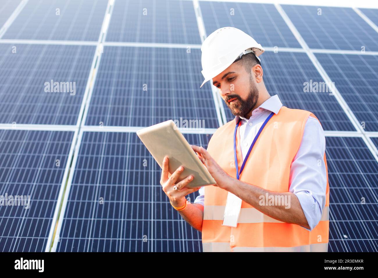 Solar panel stands hi-res stock photography and images - Alamy