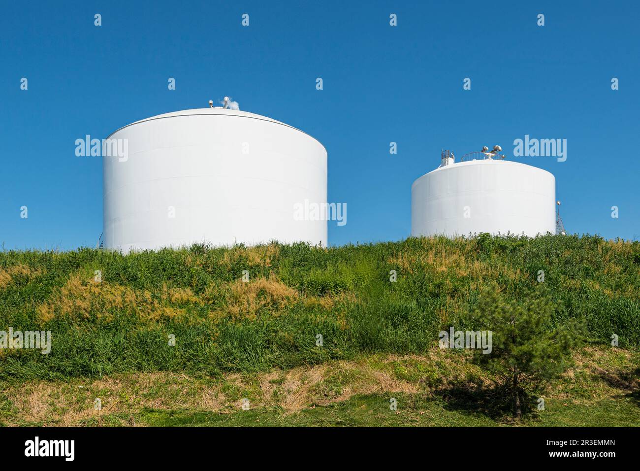 White tanks hi-res stock photography and images - Alamy