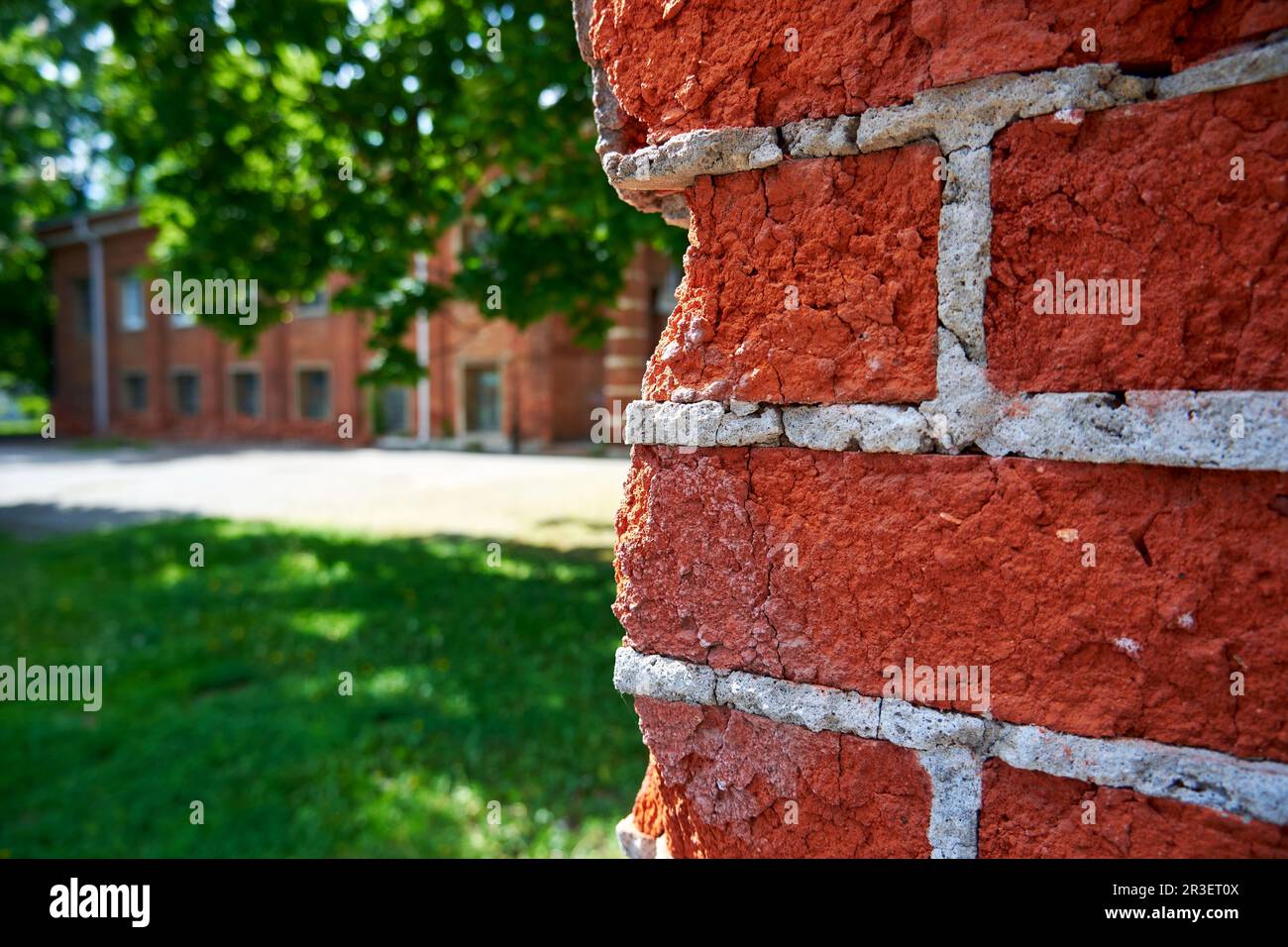 Red brick fence hi-res stock photography and images - Alamy