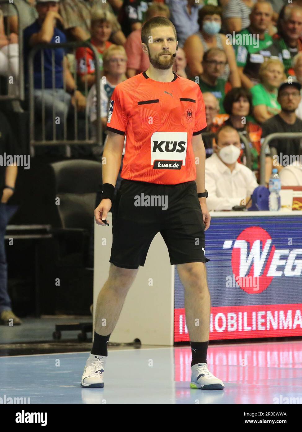 Arena referee hi-res stock photography and images - Alamy