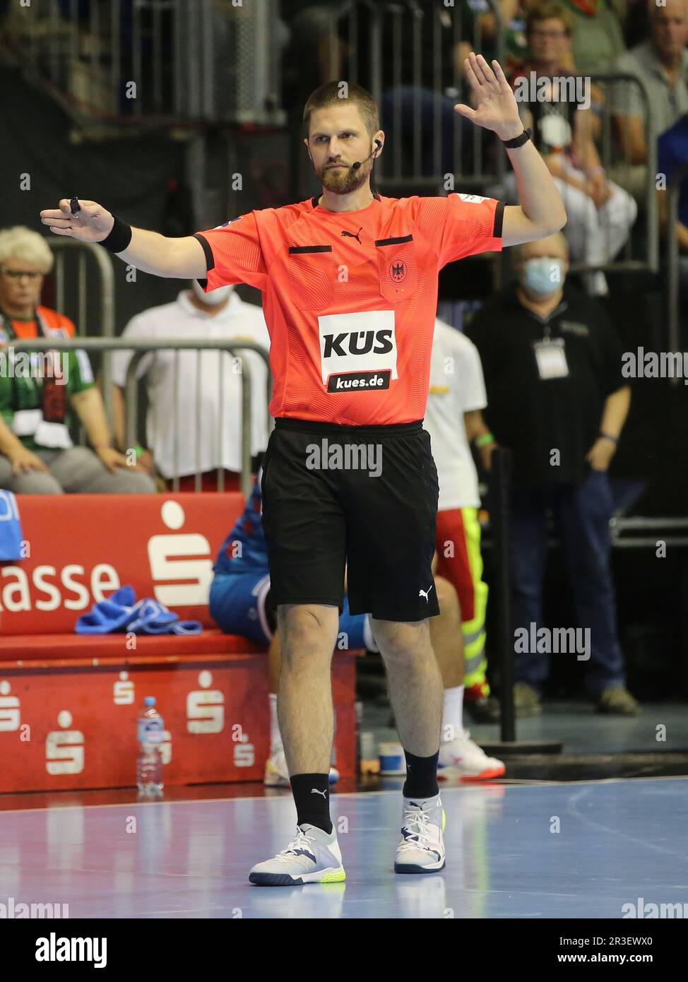 Arena referee hi-res stock photography and images - Alamy