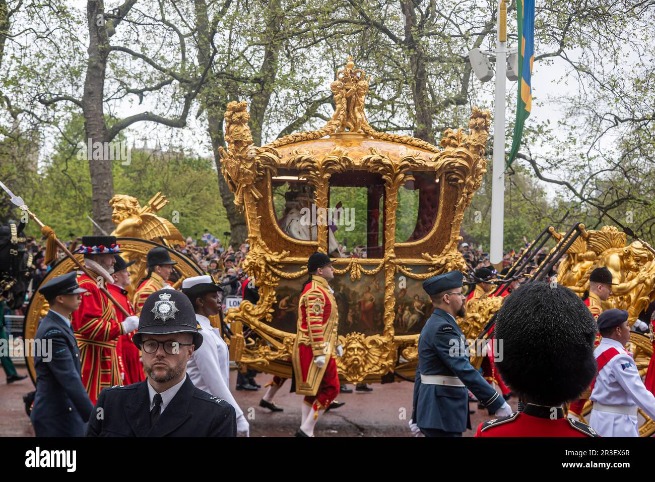 Gold state coach queen hi-res stock photography and images - Alamy