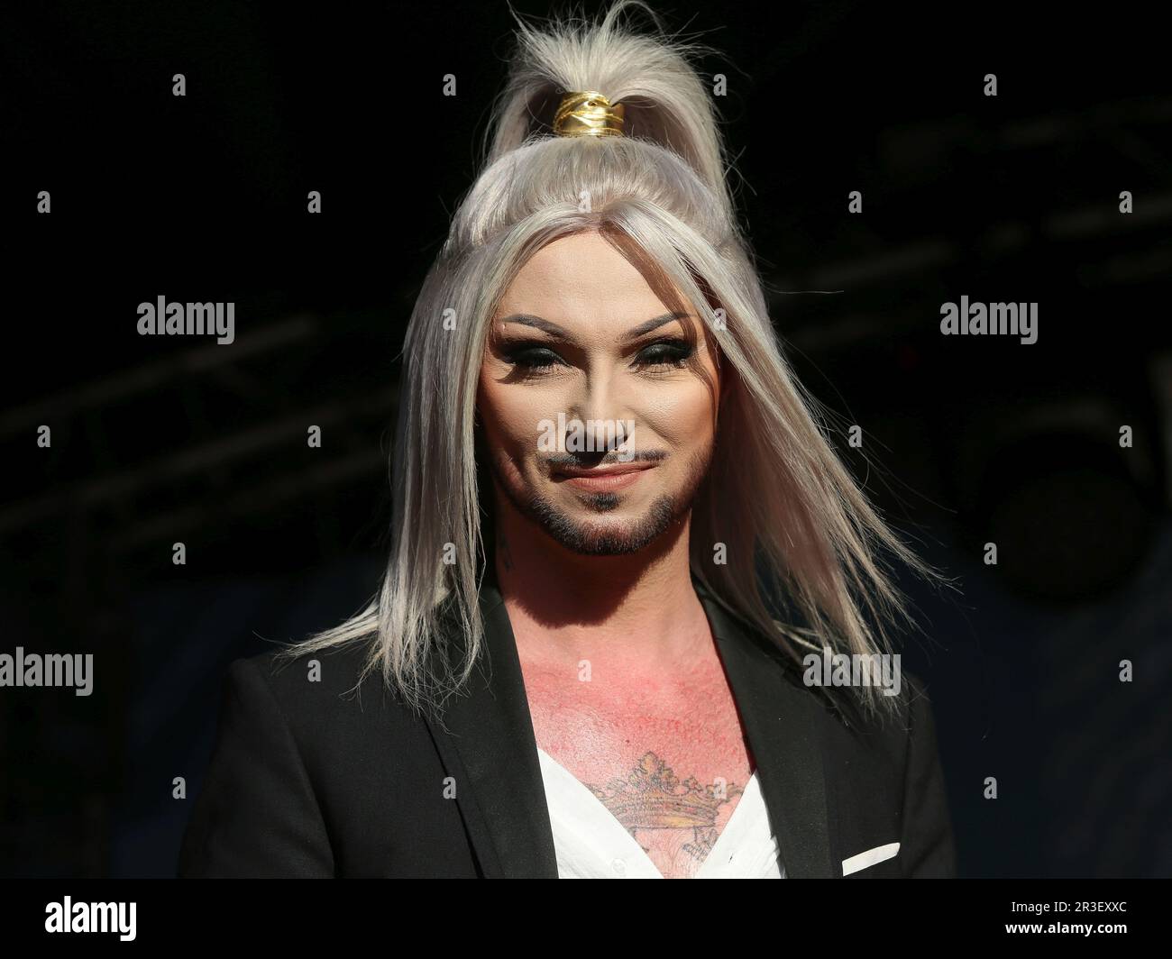 Friseur und Make-Up-Artist Sebastian Böhm beim Auftritt auf dem CSD ...