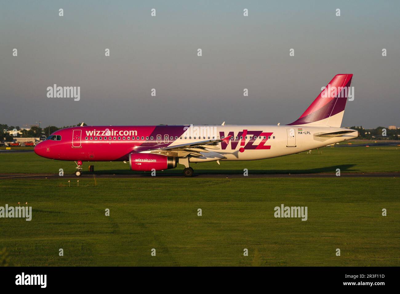 Wizz Air airplane Airbus A320 Stock Photo - Alamy