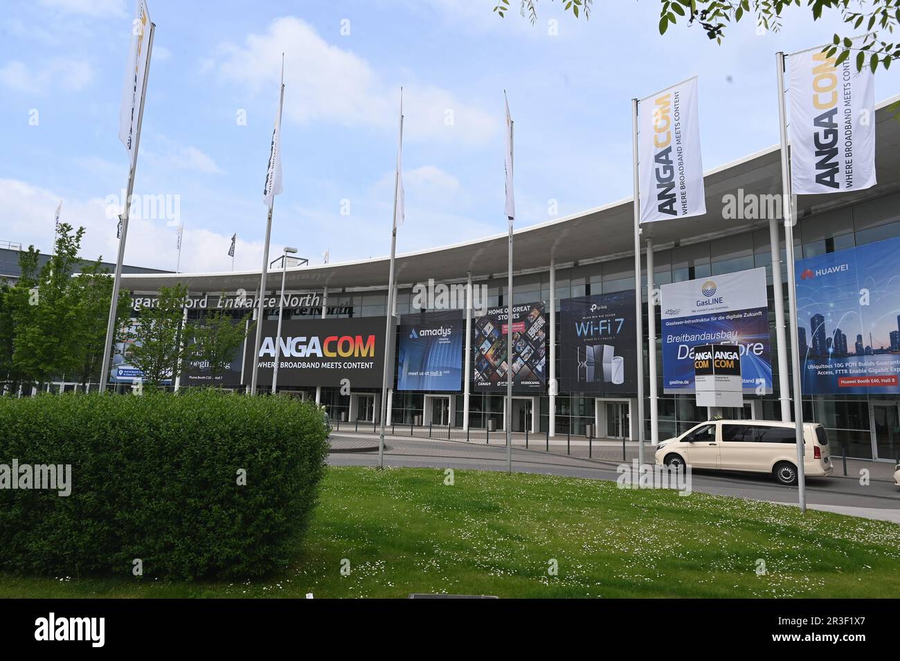 Online participant input hi-res stock photography and images - Alamy