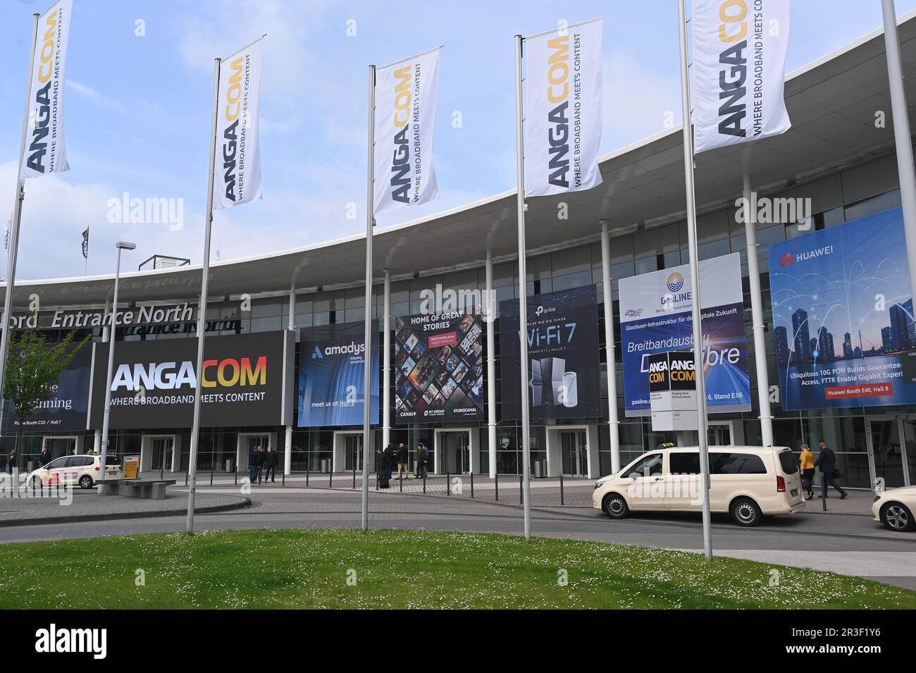 Online participant input hi-res stock photography and images - Alamy