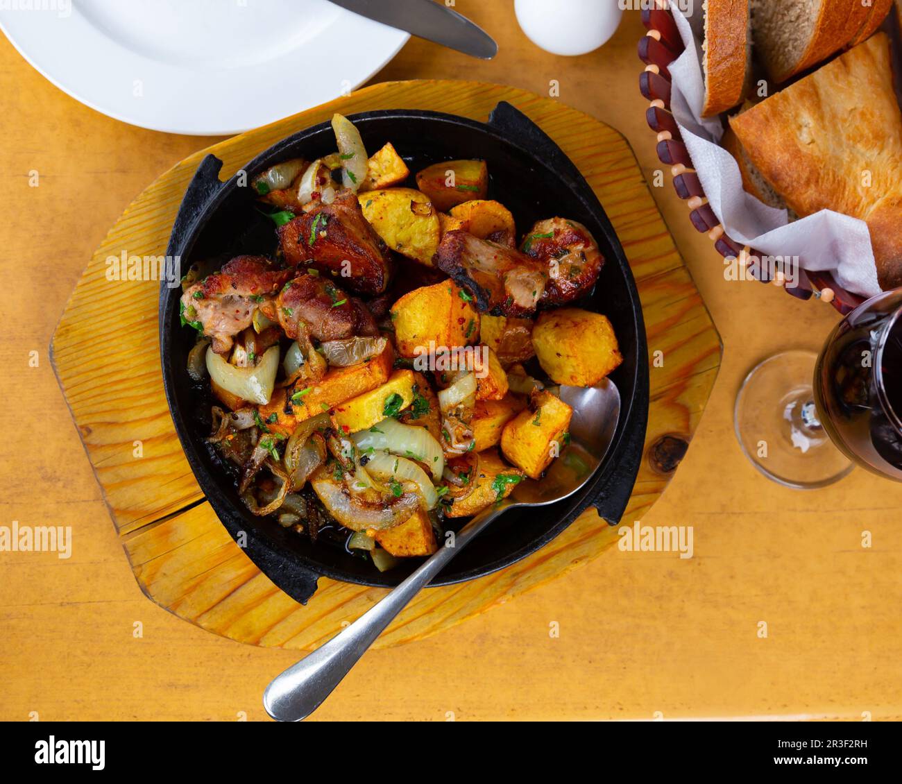 Ojakhuri traditional georgian dish hi-res stock photography and images ...