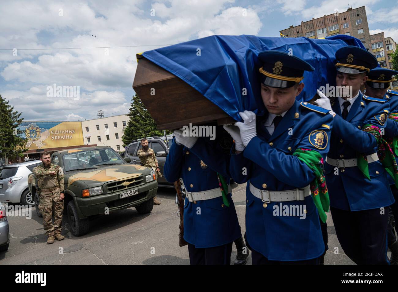Ukrainian servicemen from the Azov Regiment salute as soldiers carry ...