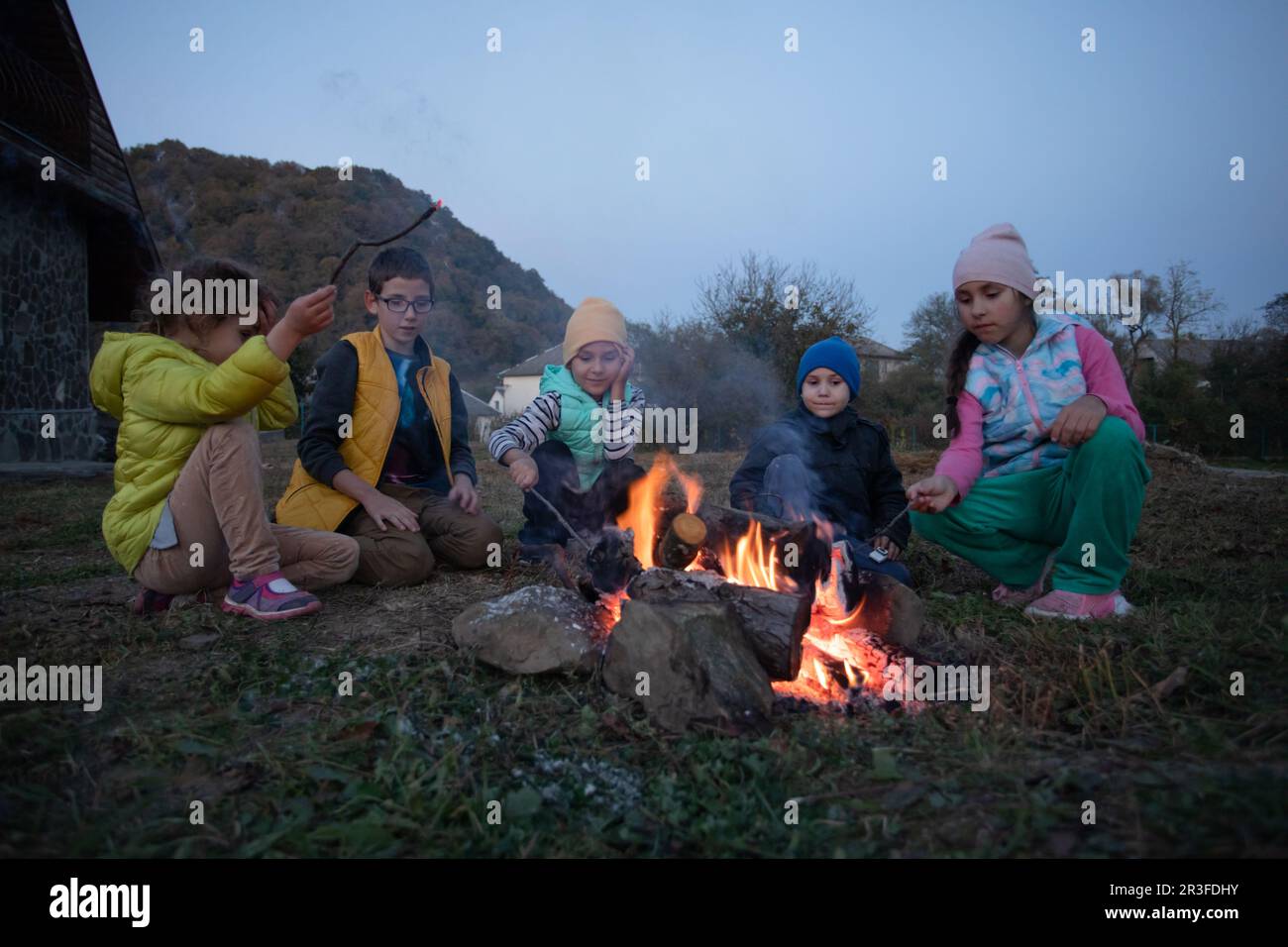 Camp fire group hi-res stock photography and images - Alamy
