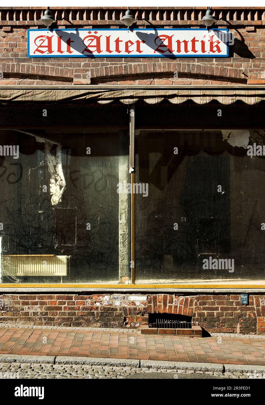 Dirty shop windows of the empty Alt, Aelter, Antik shop, Altstadt ...