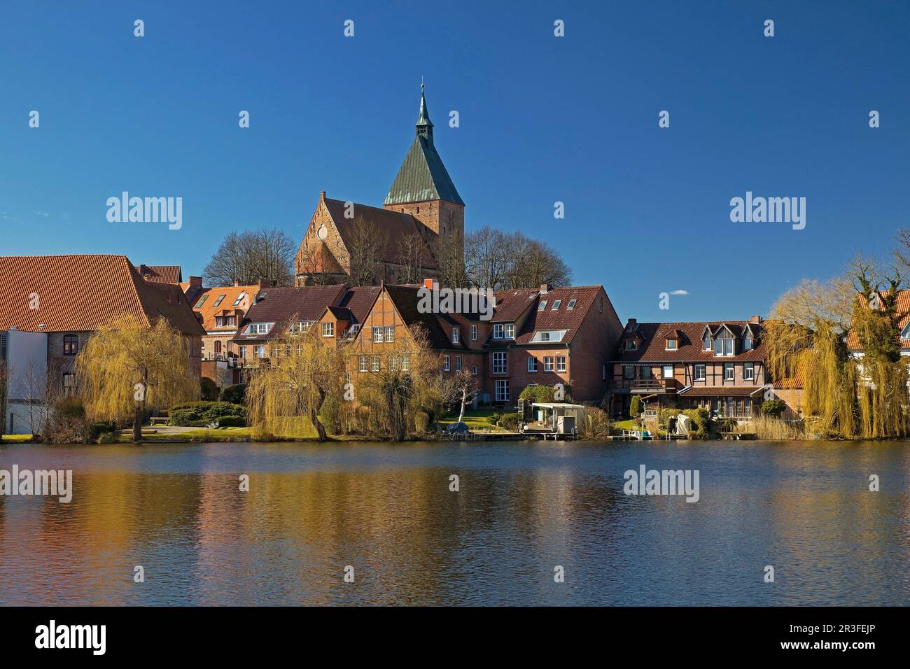 Old town view with Sankt Nicolaikirche and Schulsee, Moelln, Schleswig ...